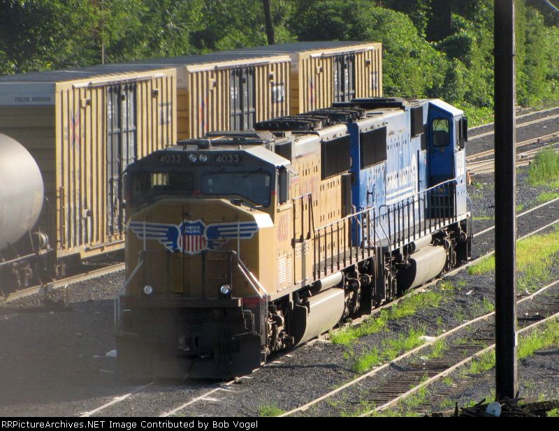 UP 4033 and NS CQ 6800
